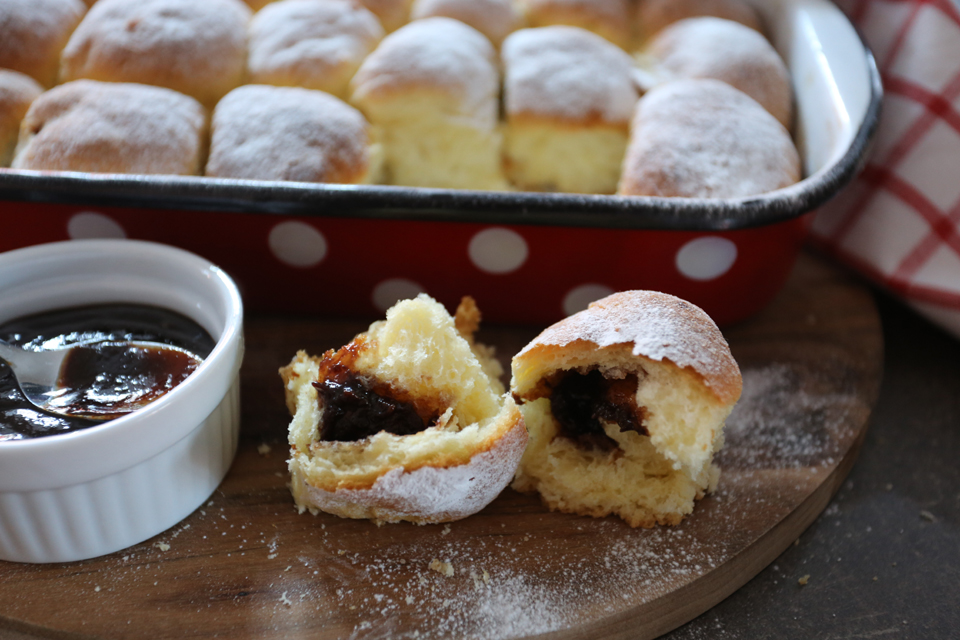 Sweet yeast buns